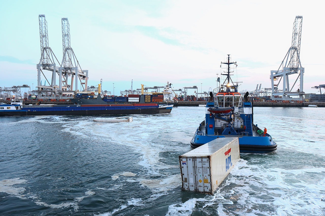 40 containers vallen van binnenschip bij ECT - Binnenvaartkrant