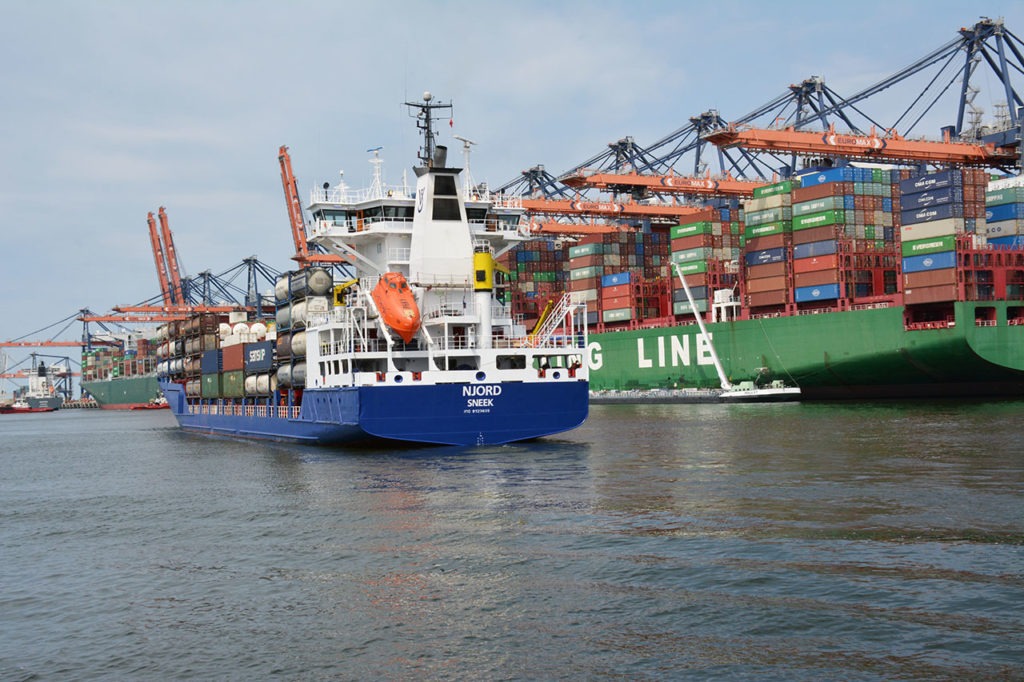 Rotterdam ziet totale overslag dalen ondanks groei bij containers ...