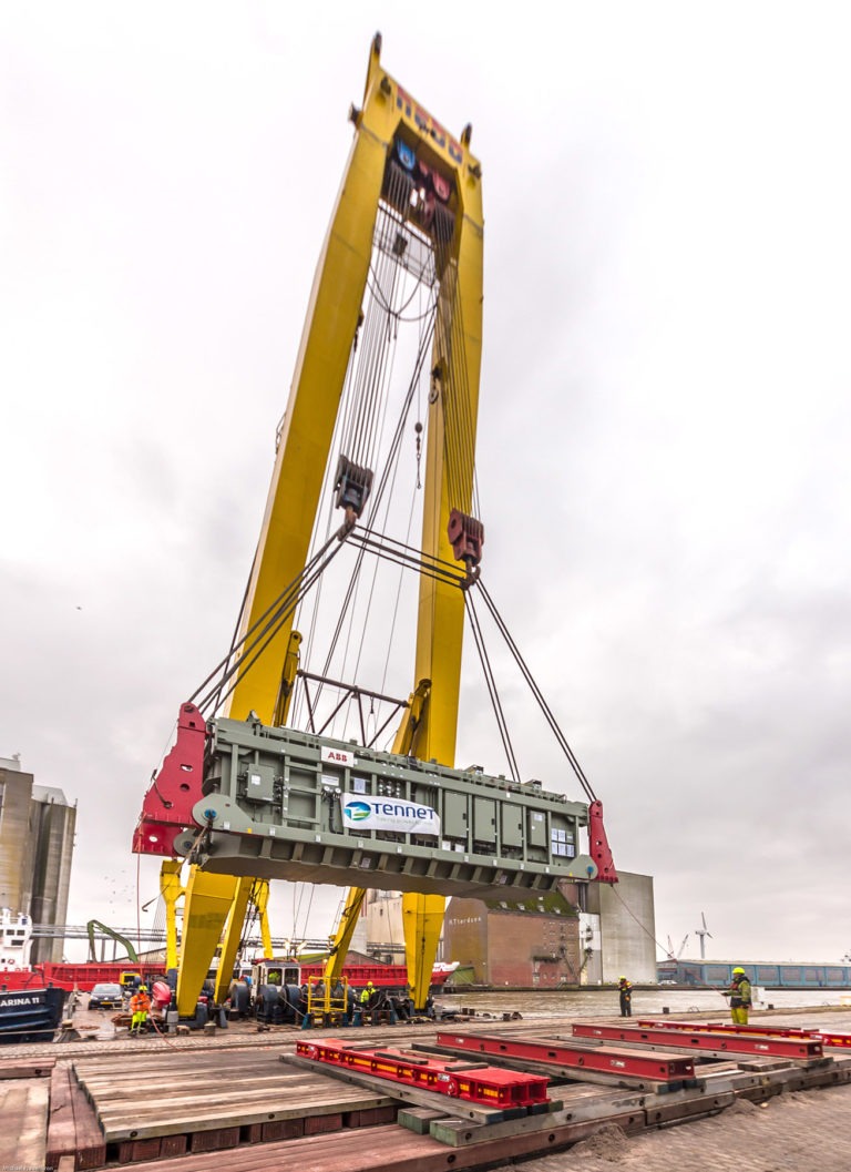 Transformators via Brunsbüttel - Binnenvaartkrant
