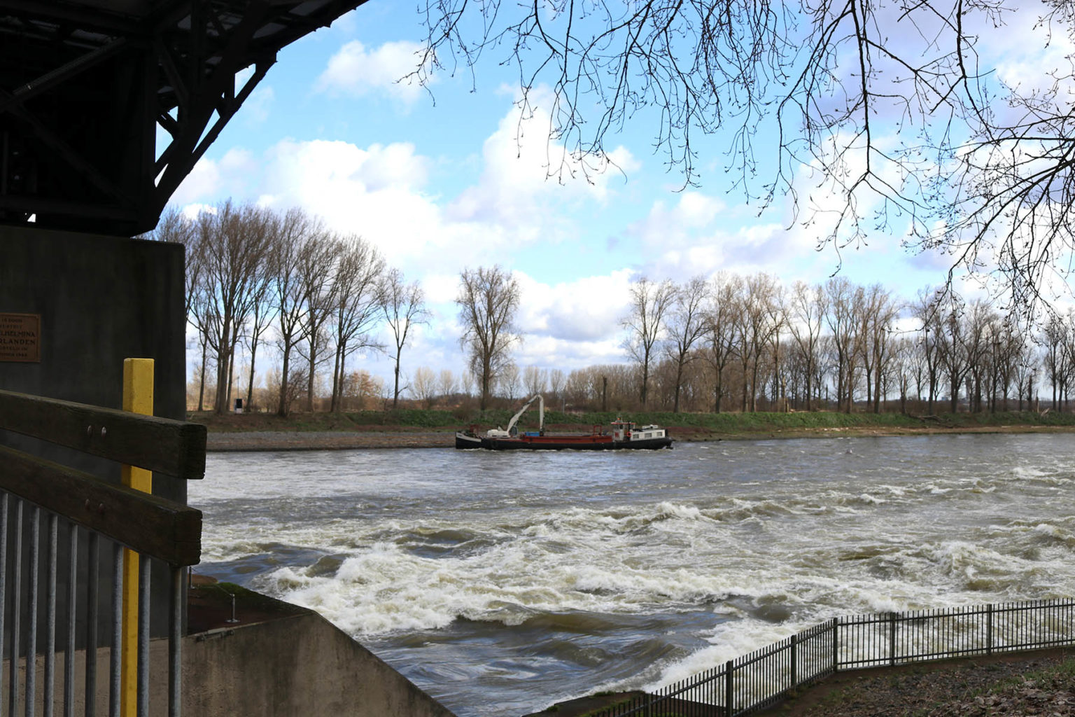 Aanleg tijdelijke dam bij stuw Linne begonnen - Binnenvaartkrant