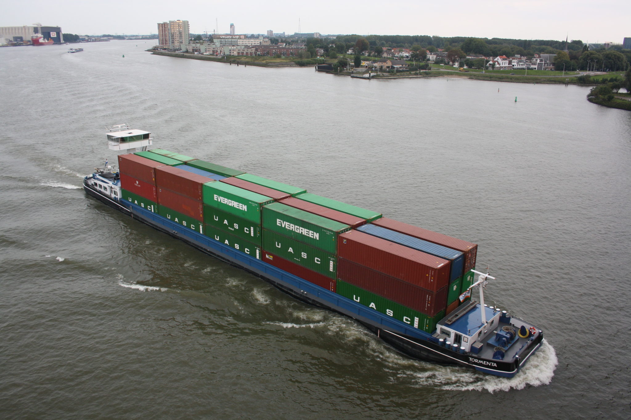 Container Terminal Doesburg vergroot capaciteit met binnenschip ...