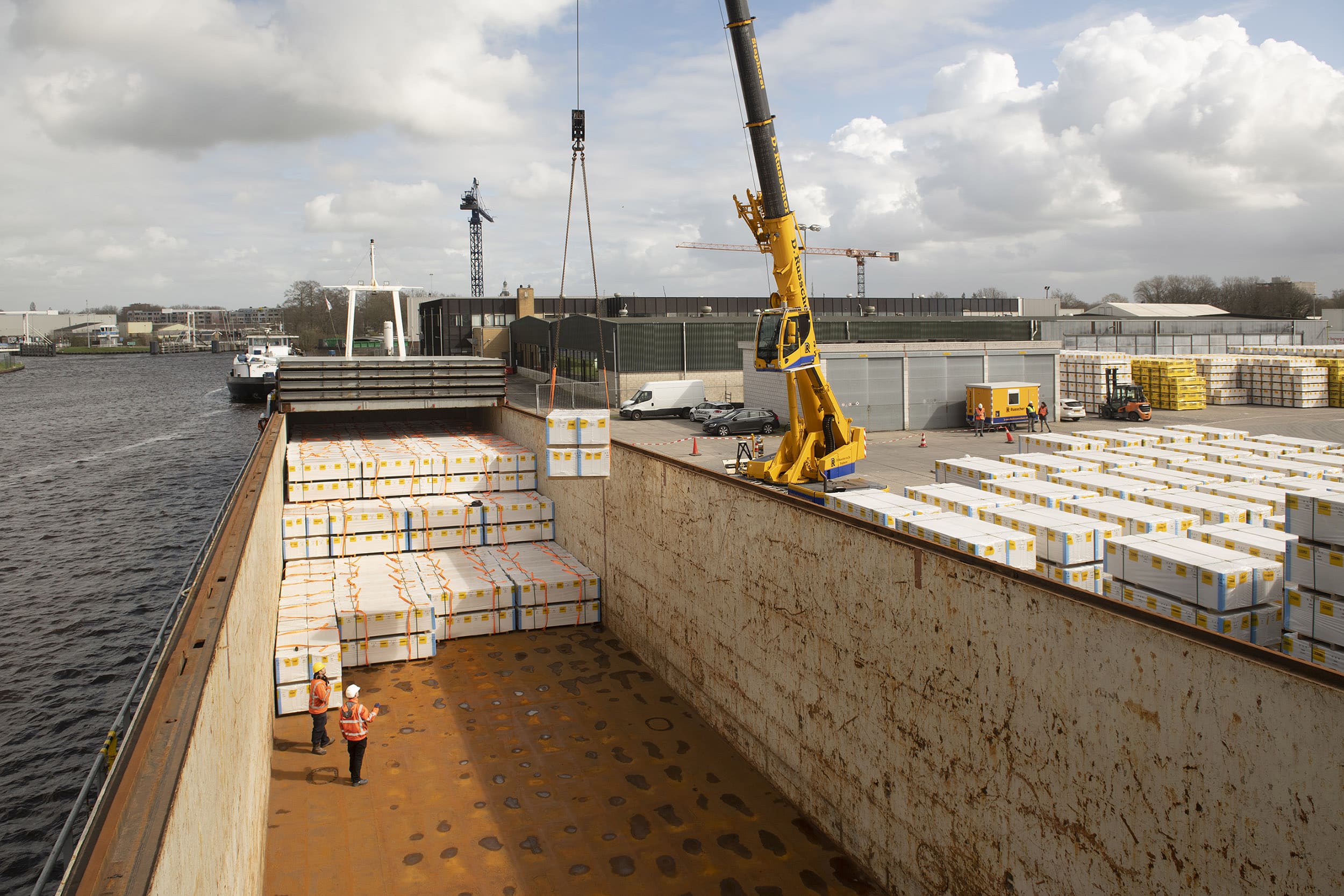 Xella verscheept bouwmaterialen voortaan over water vanuit Meppel ...