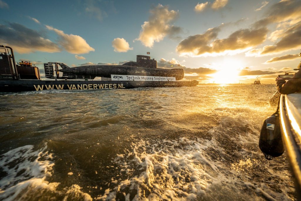 Duitse onderzeeër boven water op weg naar museum - Binnenvaartkrant
