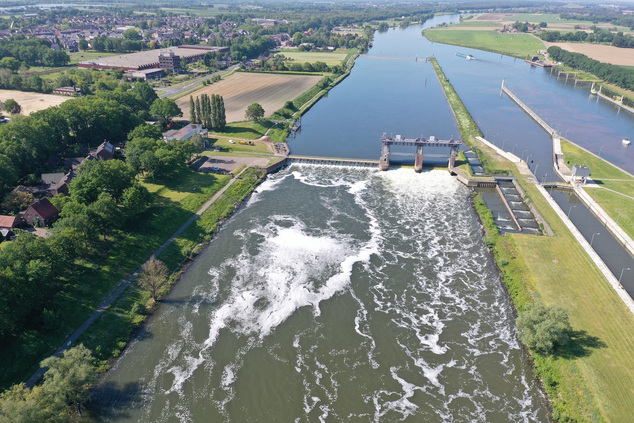 Bodembescherming Stuw Belfeld wordt bijgewerkt - Binnenvaartkrant
