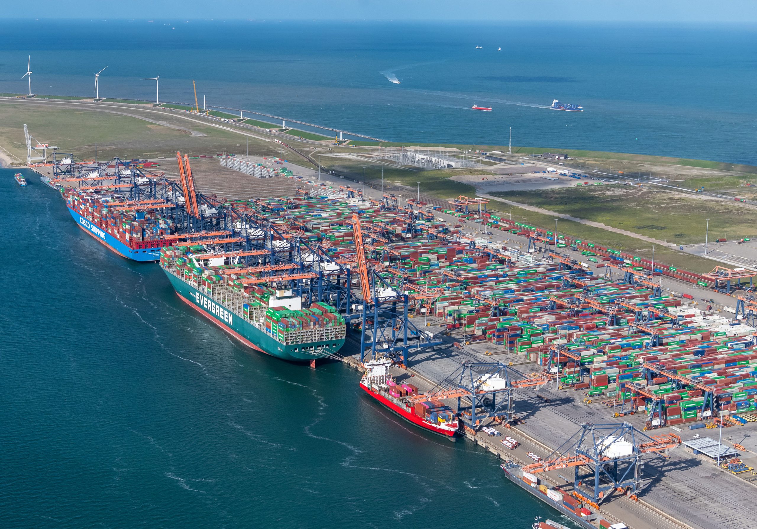 Overslag Rotterdam daalt verder - containers zijn positieve ...