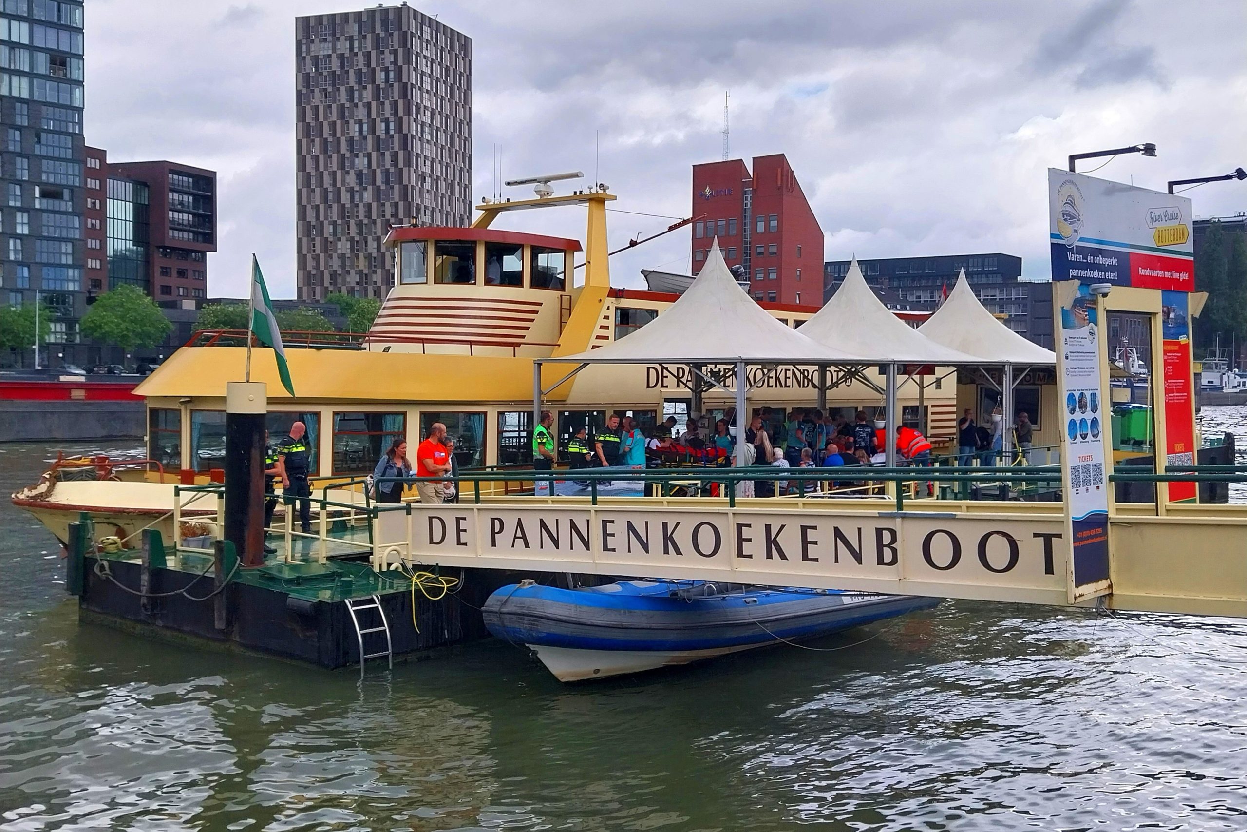 Pannenkoekenboot vaart tegen kade - Binnenvaartkrant