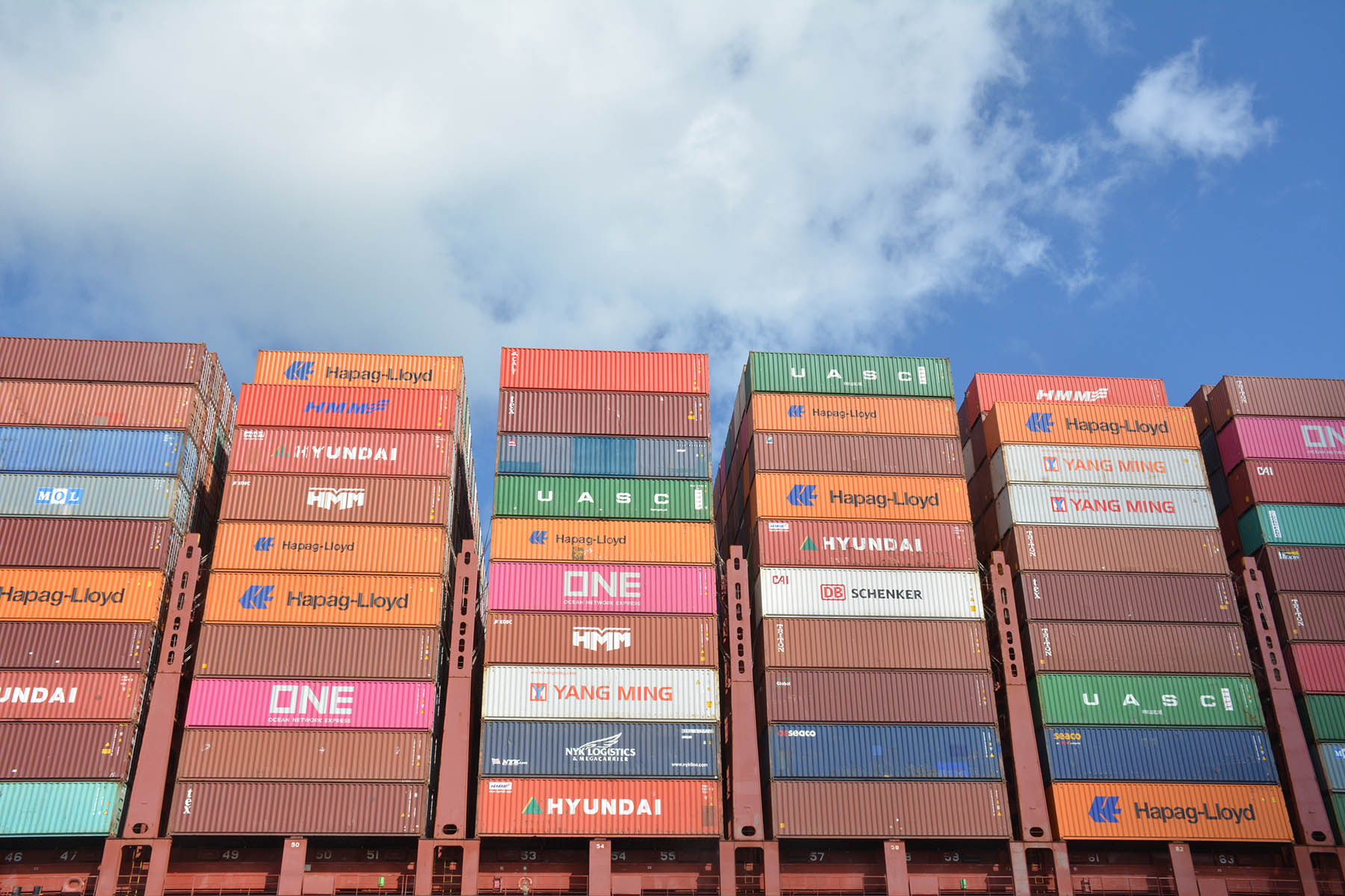 ILT: nog steeds veel mis met sjorren van containers - Binnenvaartkrant