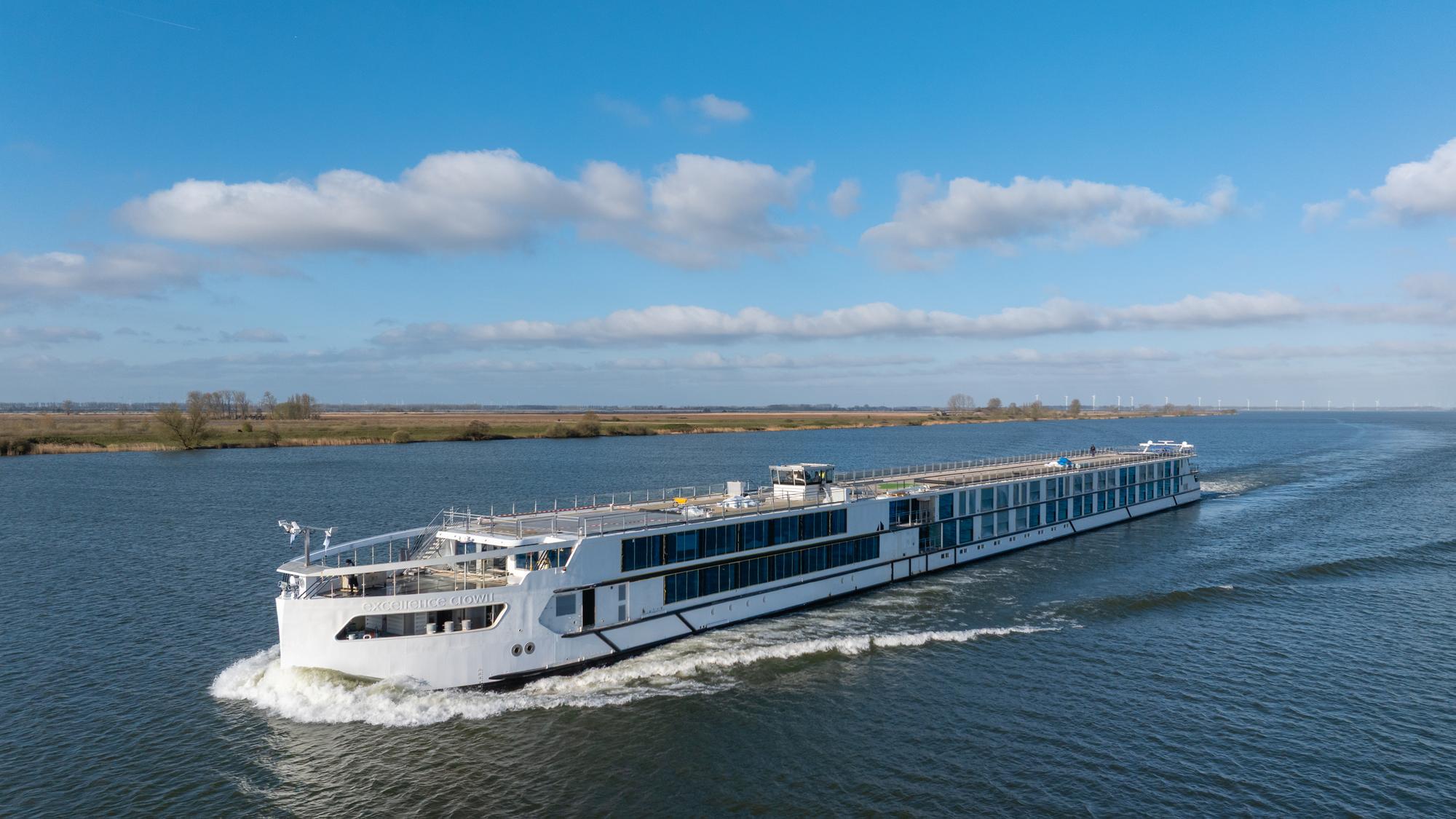 Nieuwe Excellence Crown begint aan cruiseseizoen - Binnenvaartkrant