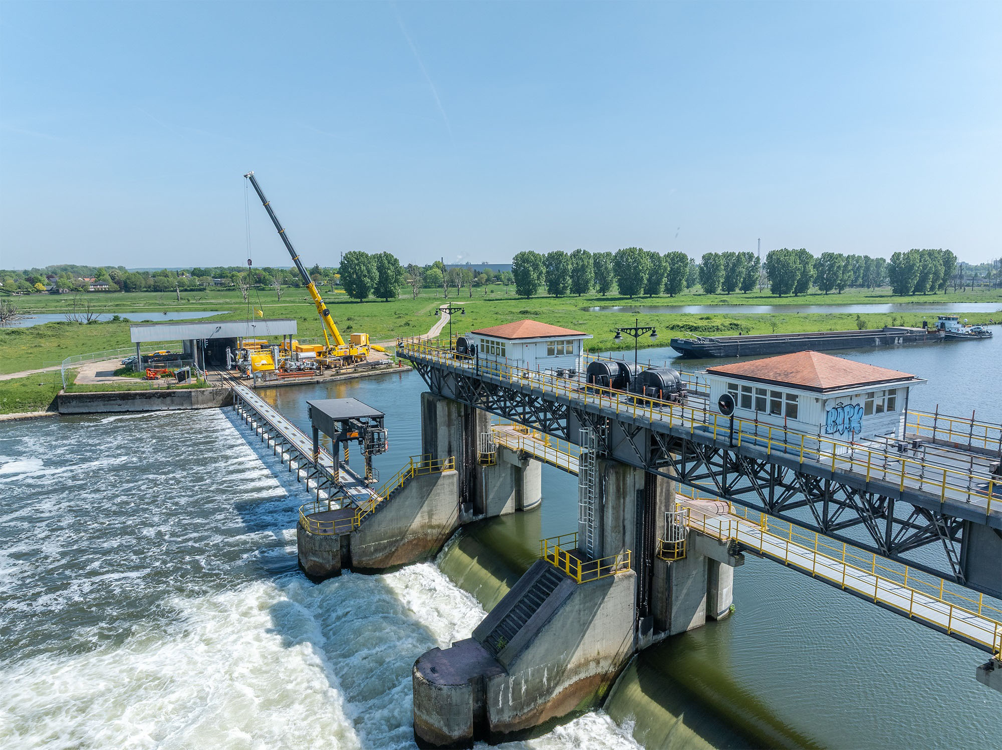 Verder met onderhoud Stuw Roermond - Binnenvaartkrant